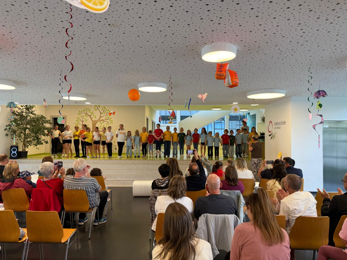 Auftritt unverbindliche Übungen Tanz & Chor - Volksschule Höralt Wattens